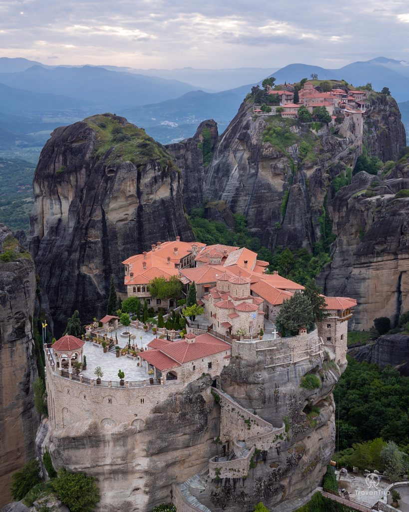Wisata Meteora Yunani: Biara Kuno di Puncak Pilar Batu Raksasa ...